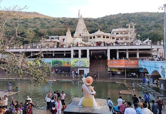 Damodar Kund: Famous Sacred Lake for Hindu Pilgrimage - E India Tourism